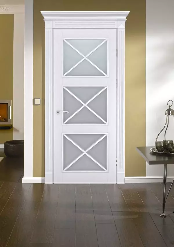 Baltās iekšējās durvis Provansas stilā