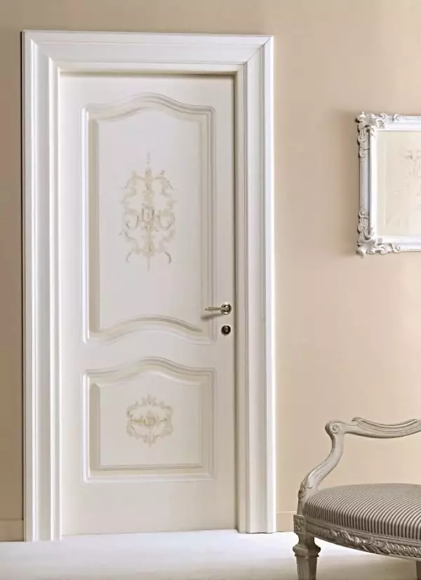 Λευκές εσωτερικές πόρτες με τοξωτά φιλέτα