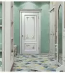 Portes blanches dans le couloir vert