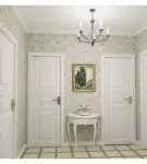 Baltās durvis vestibilā