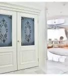 Baltās durvis ar krāsotām ieliktņiem