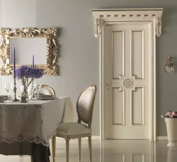 Baltās durvis un galda austiņas