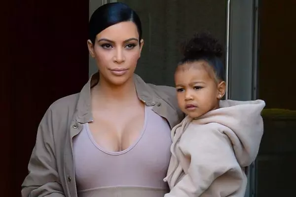 Kim Kardashian cu fiica sa numită spre nord