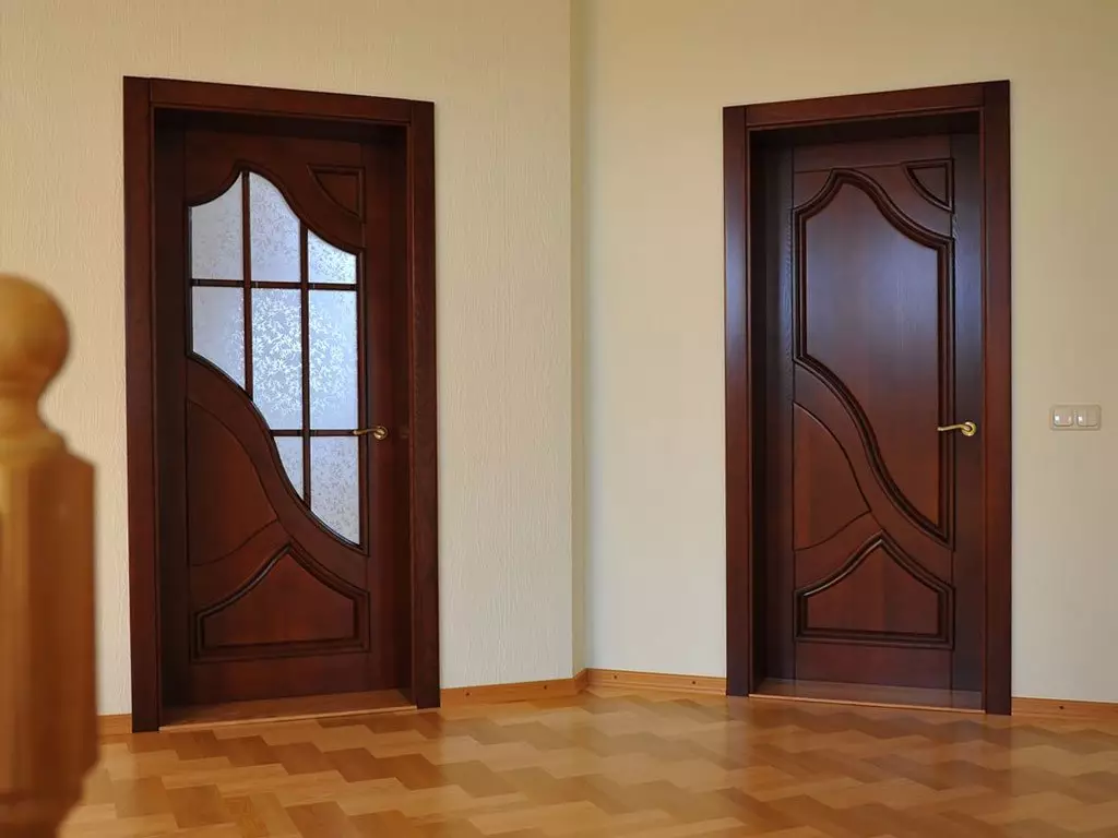 Pintu kayu: Intior: variasi, piranti, komponen, fitur saka instalasi lan operasi
