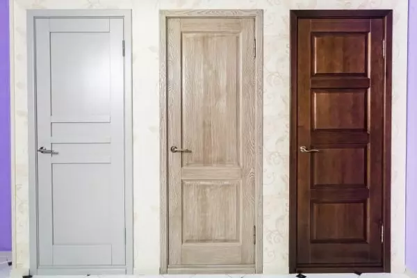 विभिन्न नस्लों से लकड़ी के दरवाजे