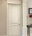 Baltas durvis no masīva