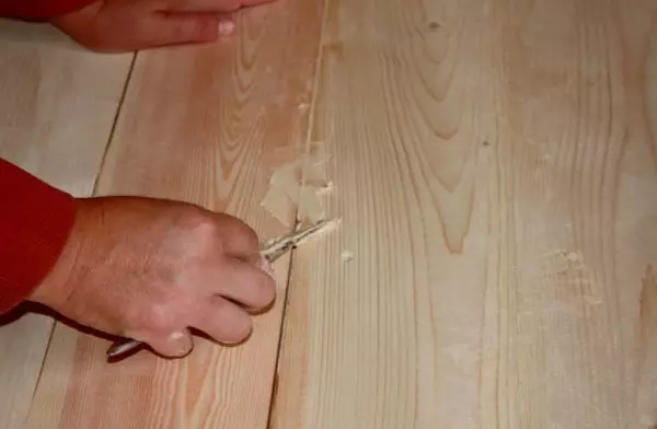 Stosowanie puttles na drewnianych drzwiach