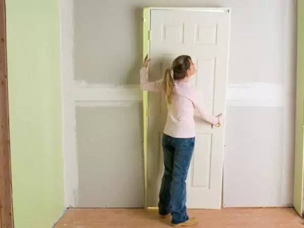 Instalar a porta de madeira despois da reparación
