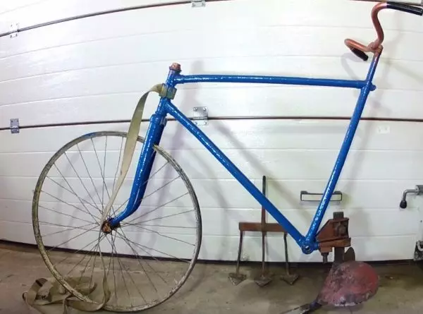 Bicicleta velha convertida