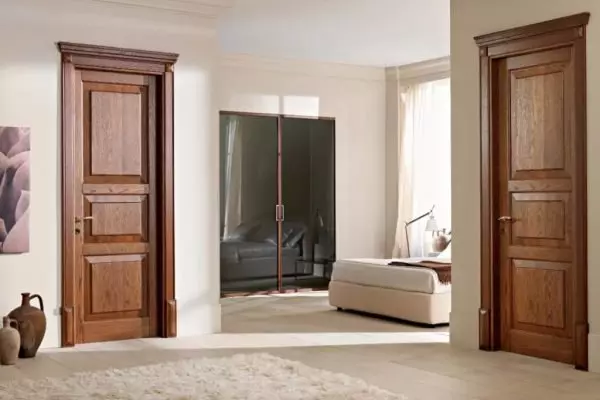 満たされた木製の扉