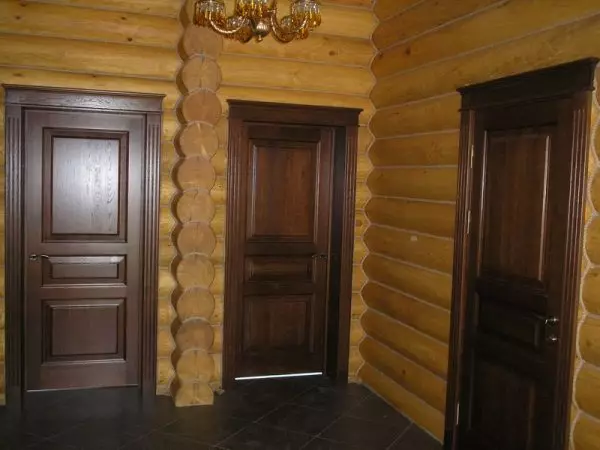 Орон сууцны байшингийн дотор царс хаалганы хаалга