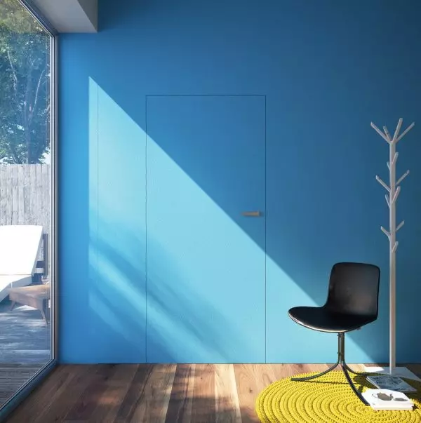 Farebné dvere na pozadí farebnej steny