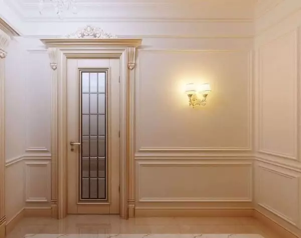 Класична двері з різьбленою короною