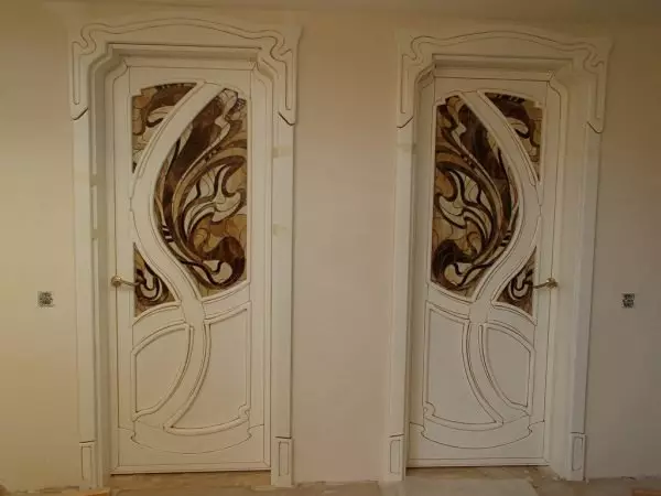 דלתות פנים לבנות בסגנון מודרני