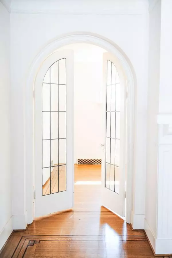 Білі арочні двері в стилі модерн