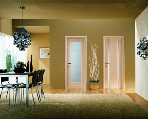 Interior com portas diferentes