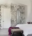 חדר שינה עם דלת לבנה פשוטה