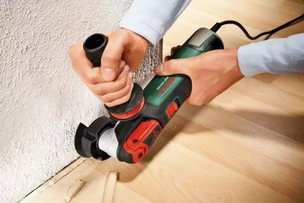 Trimming laminate in the place of contact with the wall