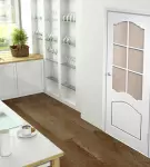 रसोई में सफेद दरवाजा