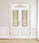 Vrata z vzorcem v klasični notranjosti