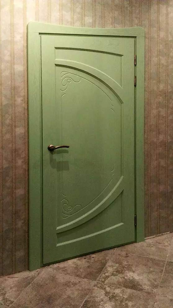 Zaļā interjera koka durvis