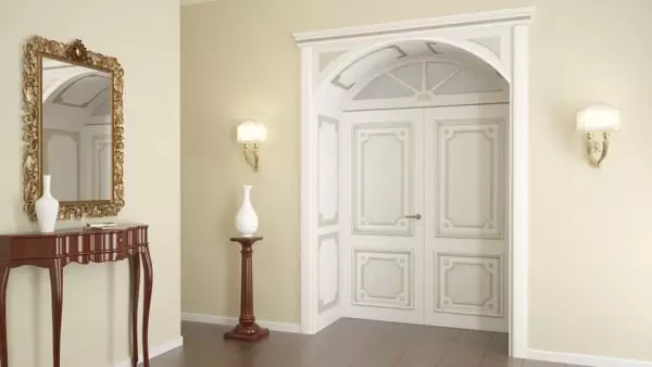Klasiskais interjers ar baltiem durvīm