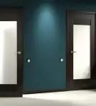 Pintu gelap di apartmen