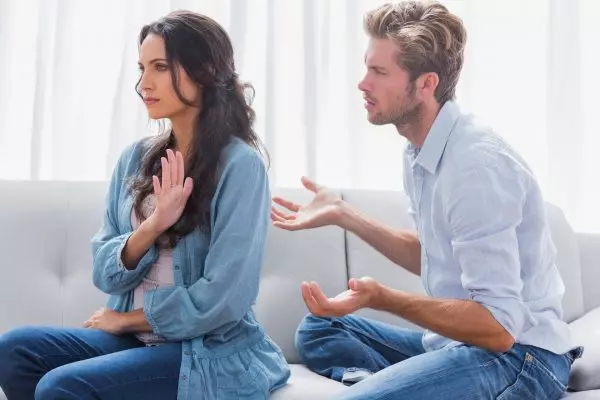 Mujer ofendida y hombre