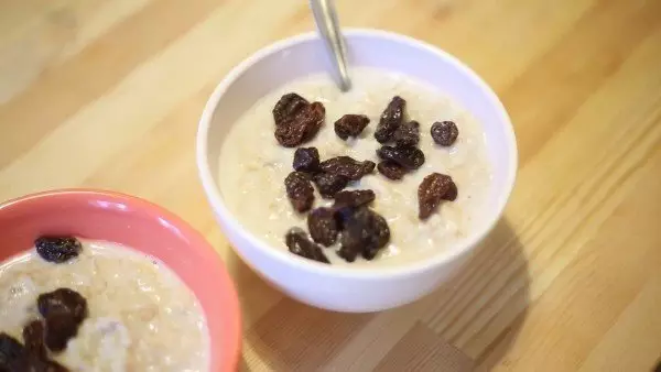 Gruau sur le lait avec des raisins secs