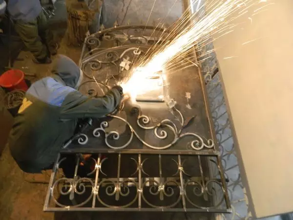 Ang mga asembleya nga gipamugos sa mga produkto pinaagi sa welding