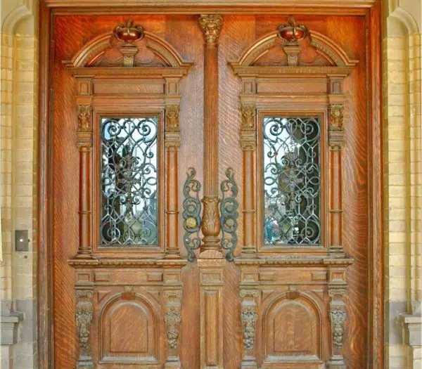 Dövme ile ahşap kapılar
