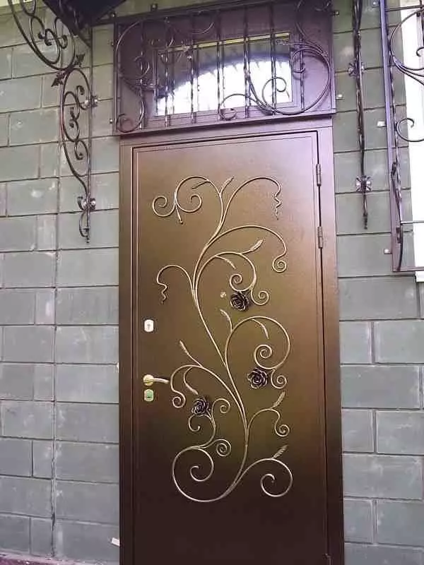 Metāla durvis ar kalšanas elementiem