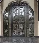 拱形的入口門與鍛造元素