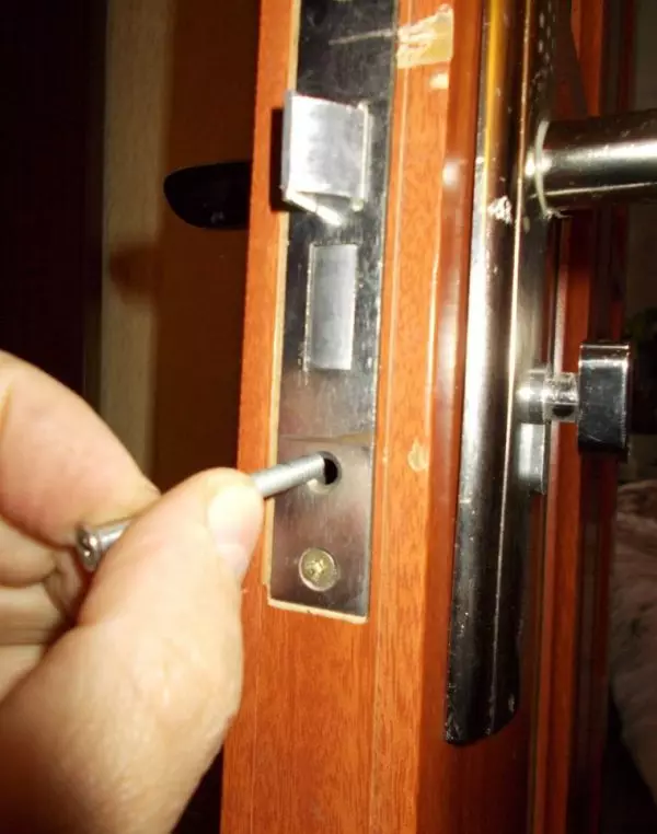 Fiksacija mehanizma zaključavanja vrata