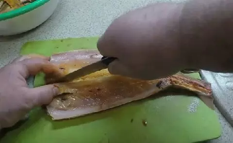 Een mes snijdt een karkas sterling in twee delen