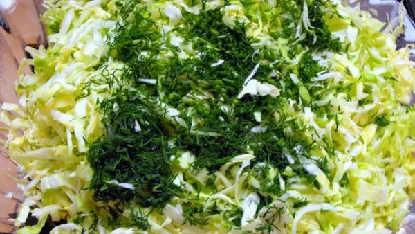 Čerstvé zelí saláty: jednoduché a lahodné recepty s mrkví, okurky, kukuřice, jablka, ocet, zelený hrášek, klobása