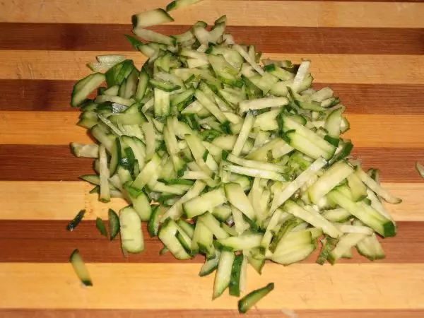 Cucumbers vyvýšená slama