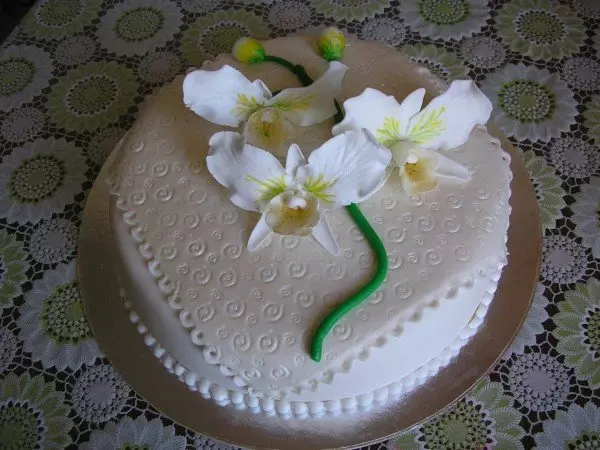 Orchids made of mastic on the cake