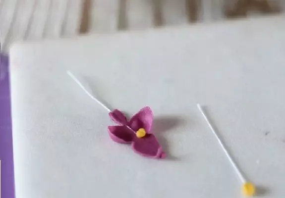 Fleur et coutures sur un fil