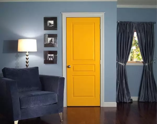 Geschilderde gele deur in het interieur