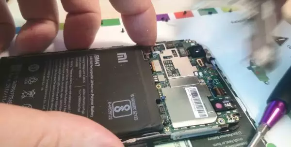 Removing a battery from the phone