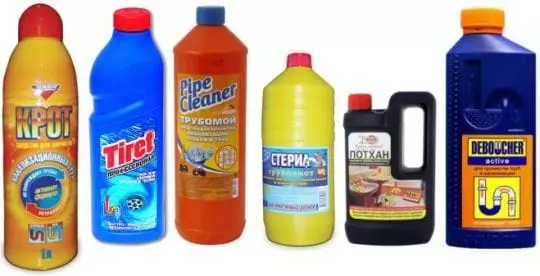 Шест шишиња со хемикалии за чистење