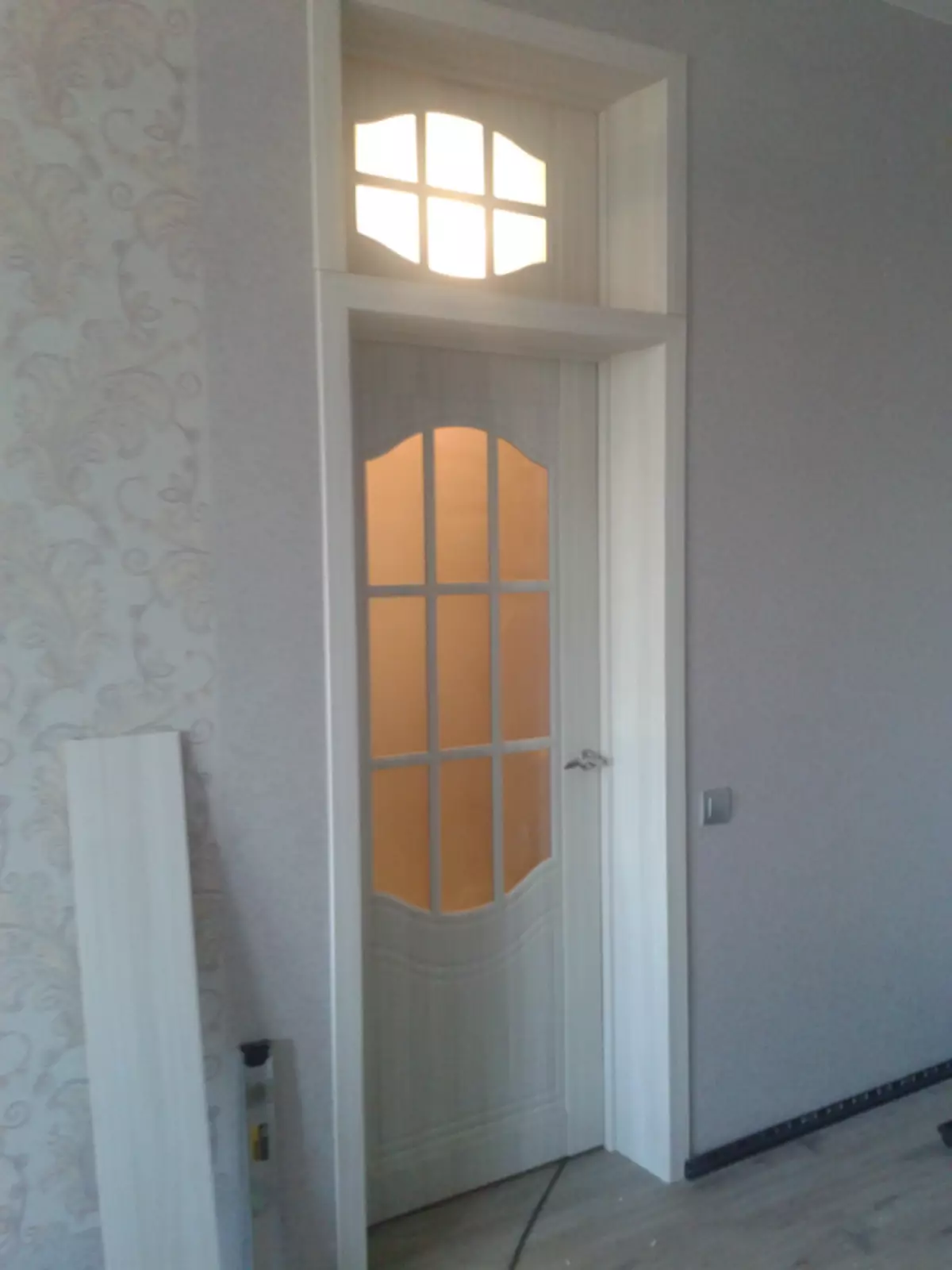 Door with glass of irregular shape