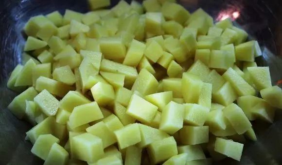 Viilutatud väikeste kuubikute toores kartuliga