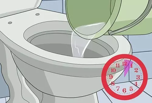 Limpando o banheiro com água fervente