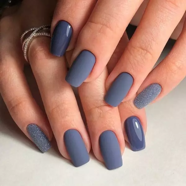Grey toni manicure
