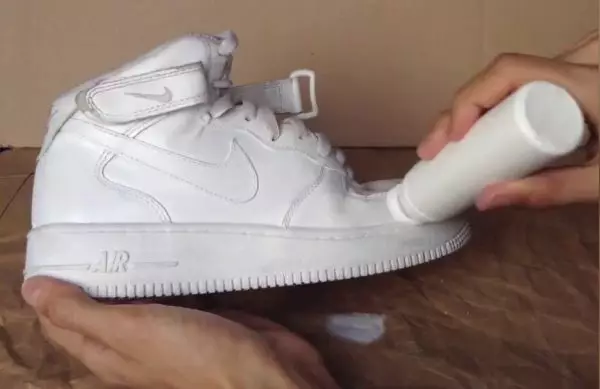 Sneakers putih lan cat kanggo sepatu