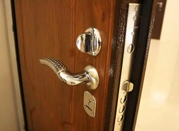 قفل کردن قفل در درب