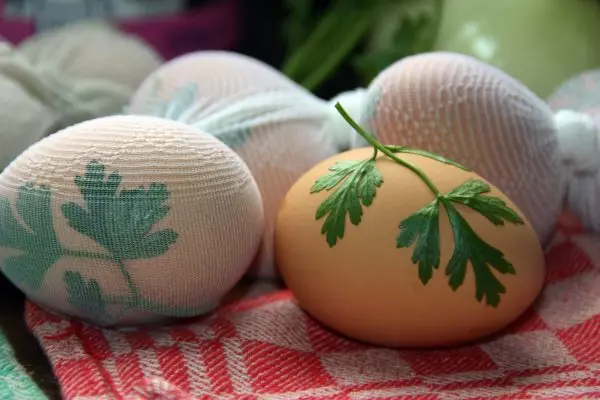 Pregătirea ouă de Paște la pictura