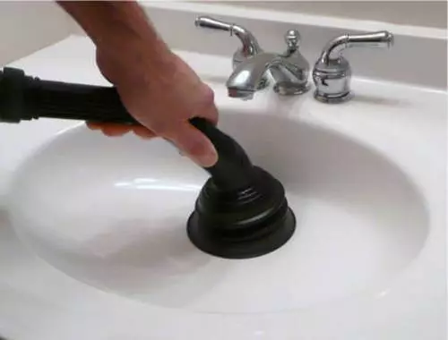 كيفية مسح غرفة النوم في الحمام: طرق لتنظيف الحمام، سيفون، خلاط، أنابيب الكابل وغيرها من الوسائل + الصورة والفيديو 1505_5